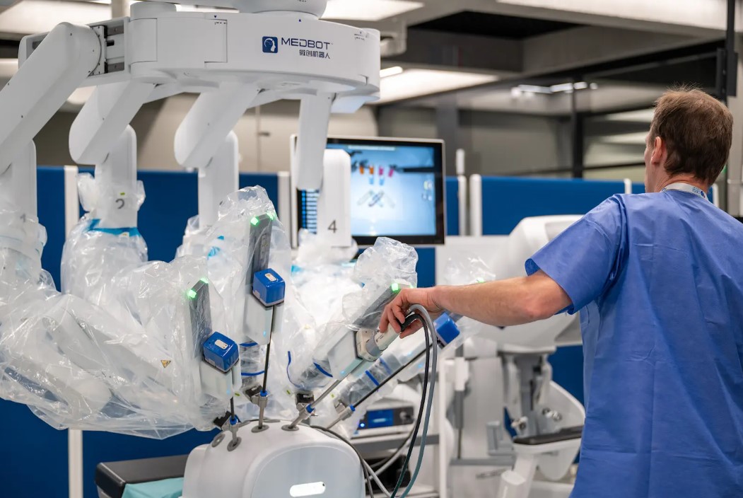 Aterriza en Chile moderno robot que promete cirugías más económicas ...